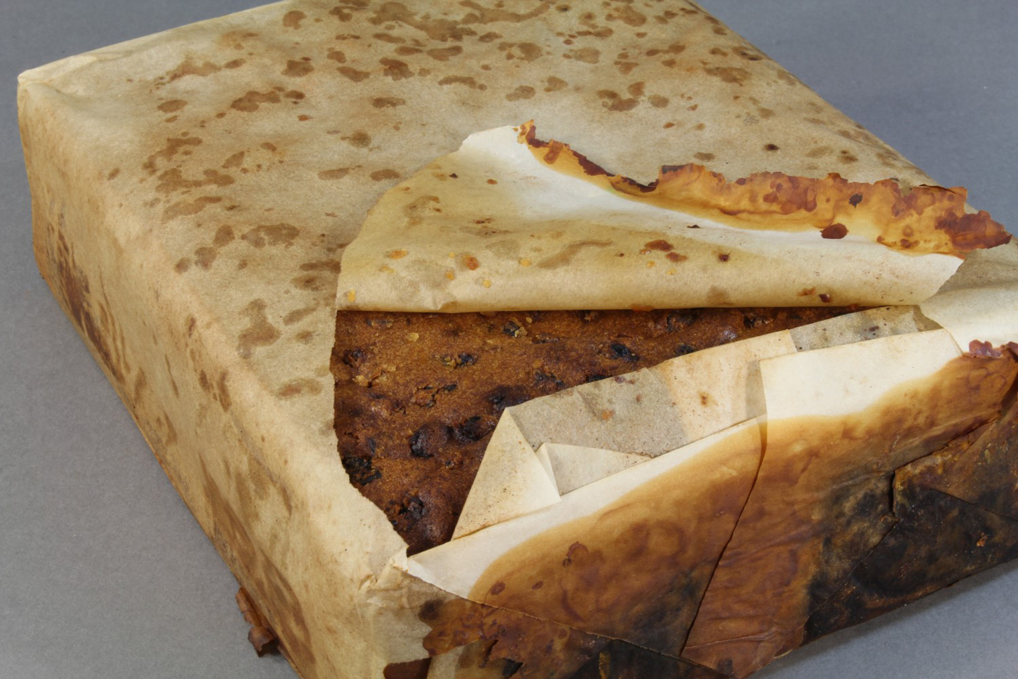 Kue tertua ini berusia 106 tahun, ada yang mau coba nyicipin ? - Blog Unik Kue tertua ini berusia 106 tahun, ada yang mau coba nyicipin ? - Blog Unik